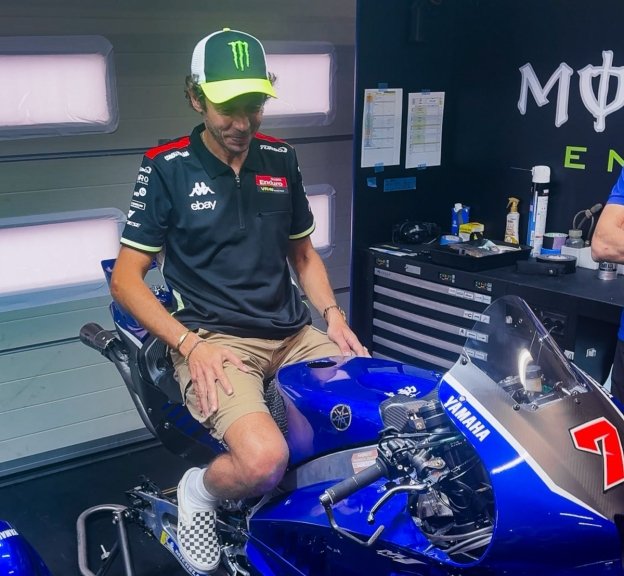 MotoGP, Valentino Rossi sale sulla nuova Yamaha V4... ferma nei box | GPOne